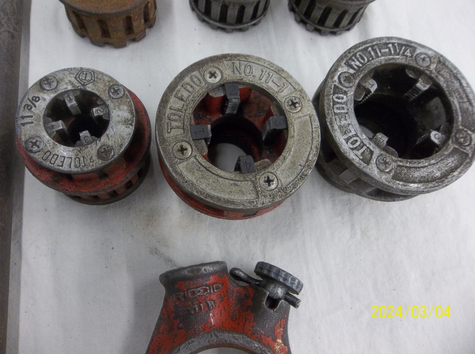 RIDGID 111-R Ratchet Drop Head Hand Pipe Threader with 6 dies 1/8" - 1 ...