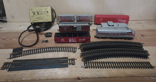 LOT OF 5 HO SCALE TRAIN CARS & 1 ENGINE, TYCO POWER SUPPLY & 14 PIECES ...