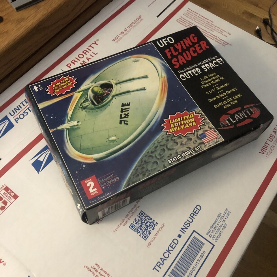 Atlantis Model Company 2010 UFO Flying Saucer Plastic Model Kit New ...