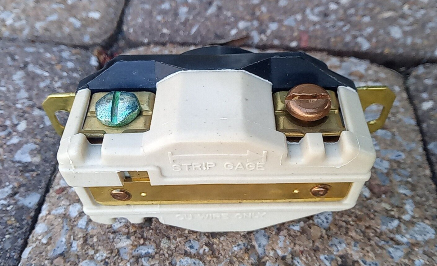 Hubbell 20A 250V 2P3W 2 Pole 3 wire HBL2320 | Grelly USA