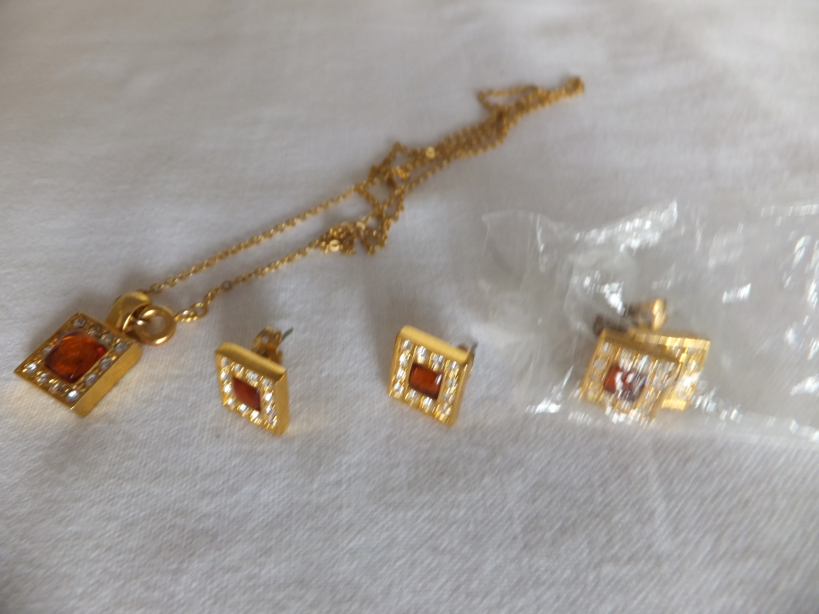 MODERNE SCHMUCK HALSKETTE UND VIER OHRSTECKER | eBay.de