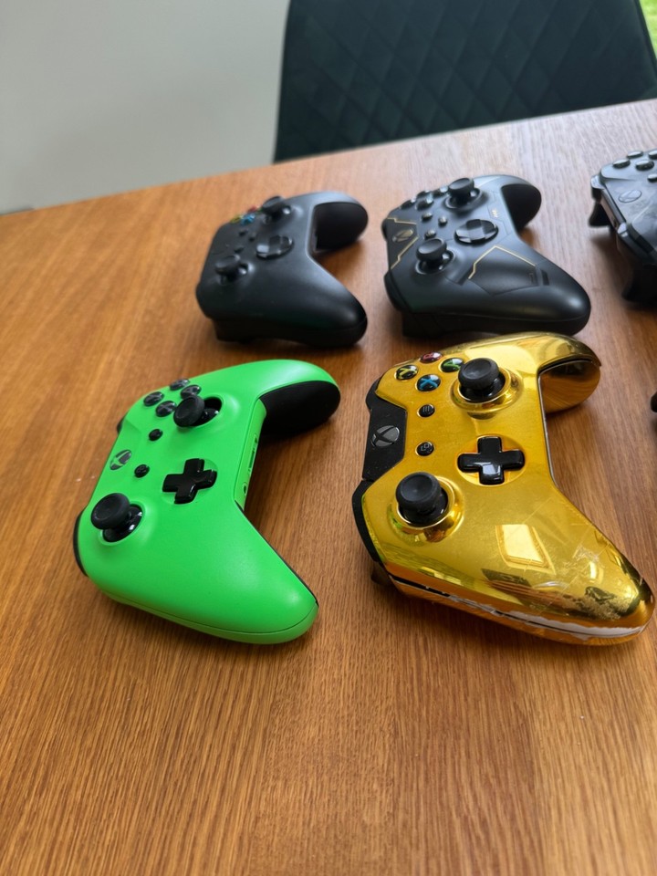 Xbox Controllers x8 sold for spare parts only - some interesting shells ...