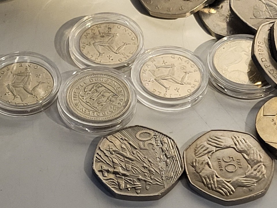 Collection of old (large) 50p, old (large) 10p, old two pounds & one ...