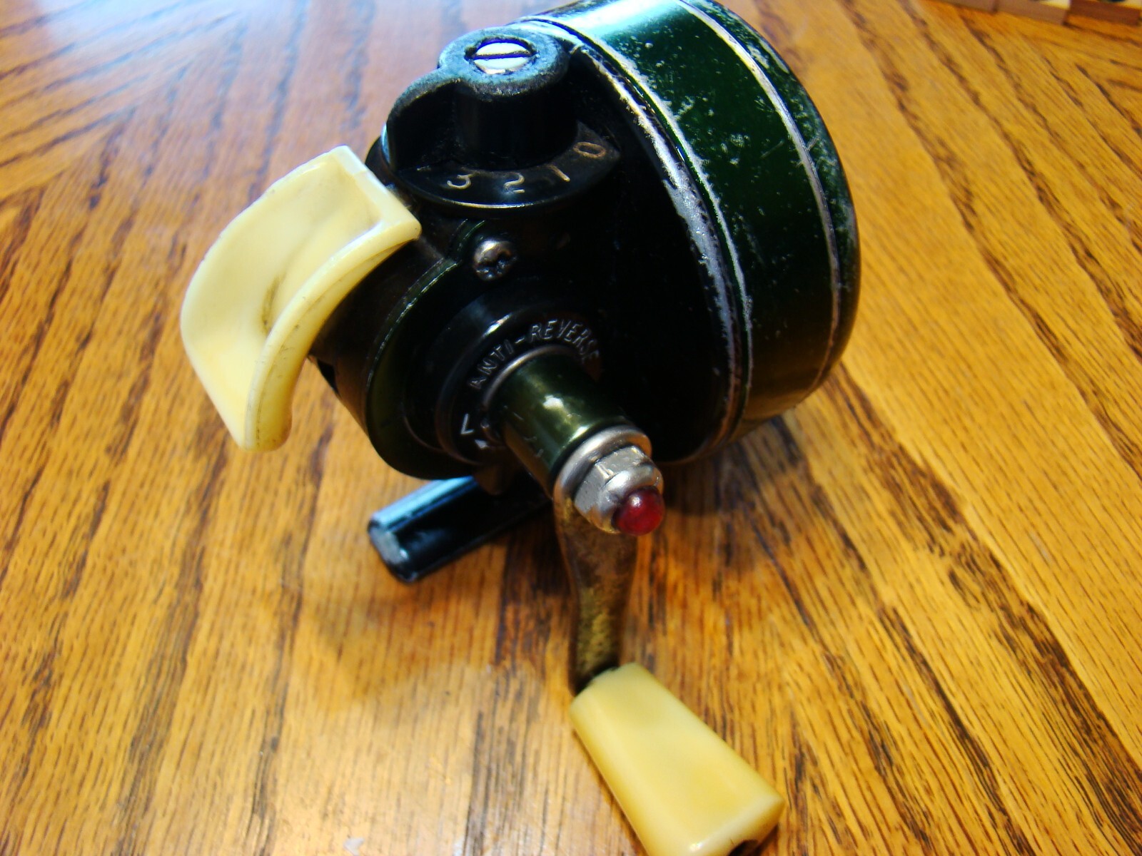 U7981 PR JOHNSON CENTURY 100B SPINCAST FISHING REEL | eBay