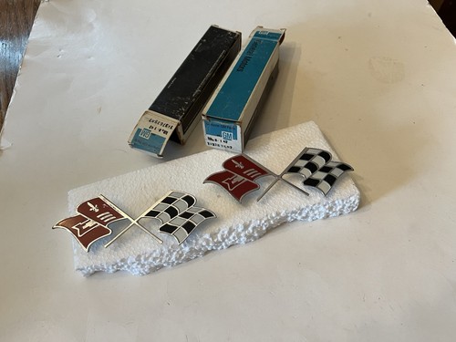 Nos gm 1957-1960 Pair Of Corvette Crossed-flag Fender Emblems gm ...