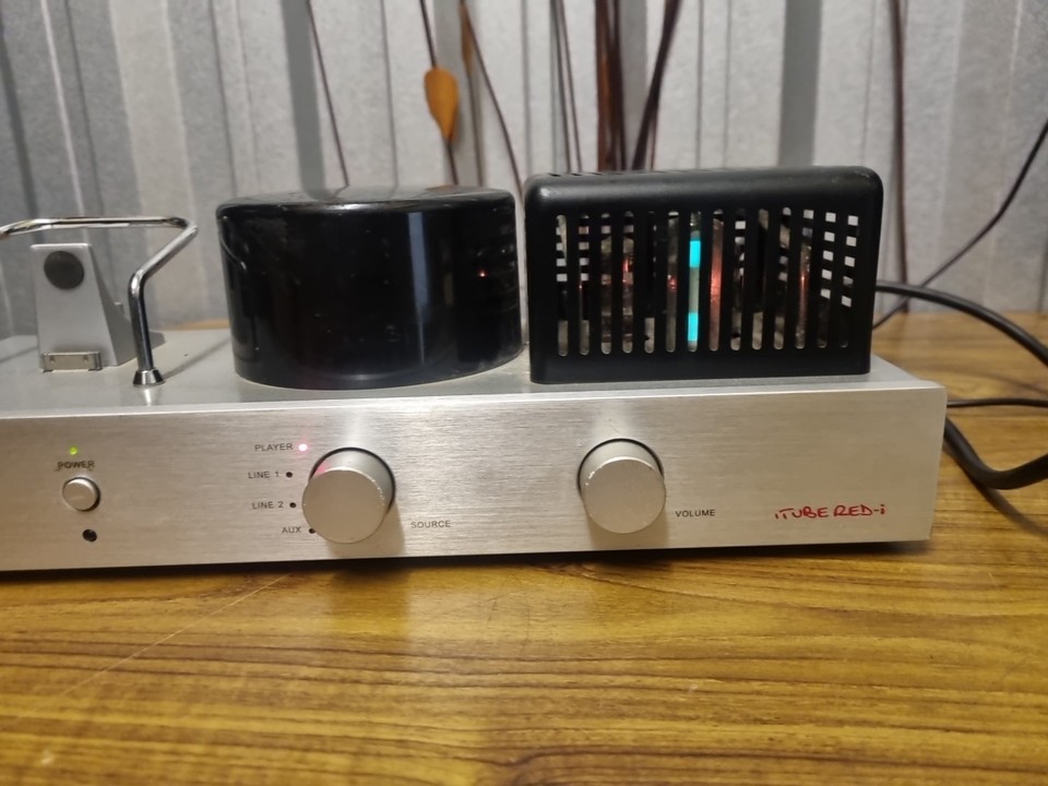 Fatman iTube Red-i Valve Amplifier / Docking Station(SPARES OR REPAIRS ...