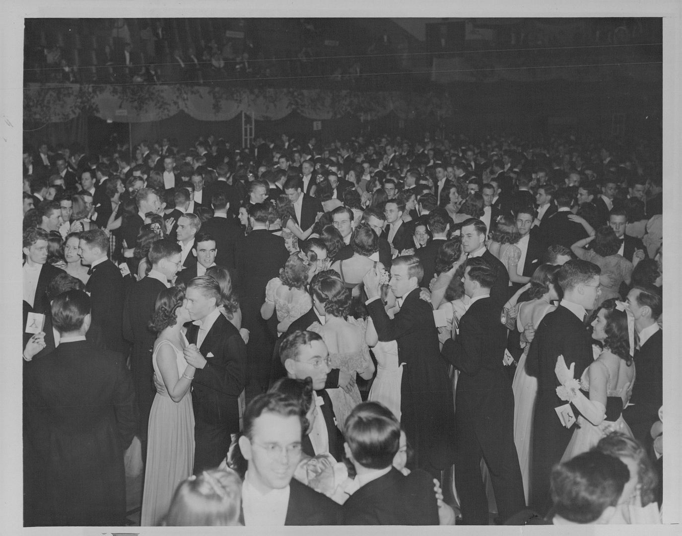 1940 YALE Men Entertain Guests at Junior Prom Press Photo | eBay