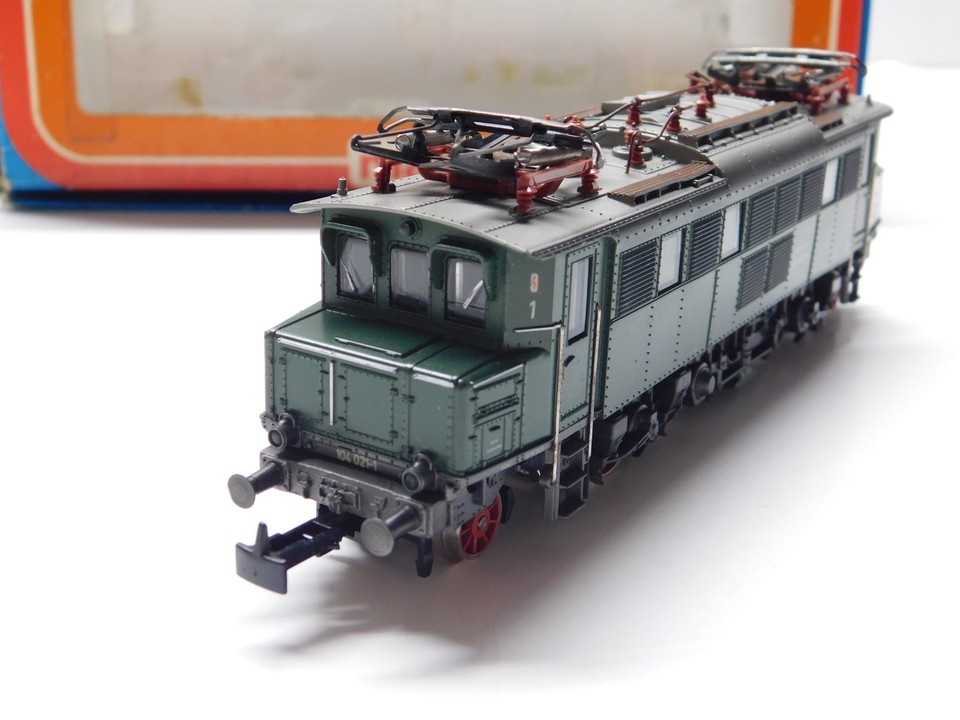 HO SCALE MARKLIN 3049 BR 104 021-1 ELECTRIC POWERED LOCOMOTIVE TRAIN IN ...
