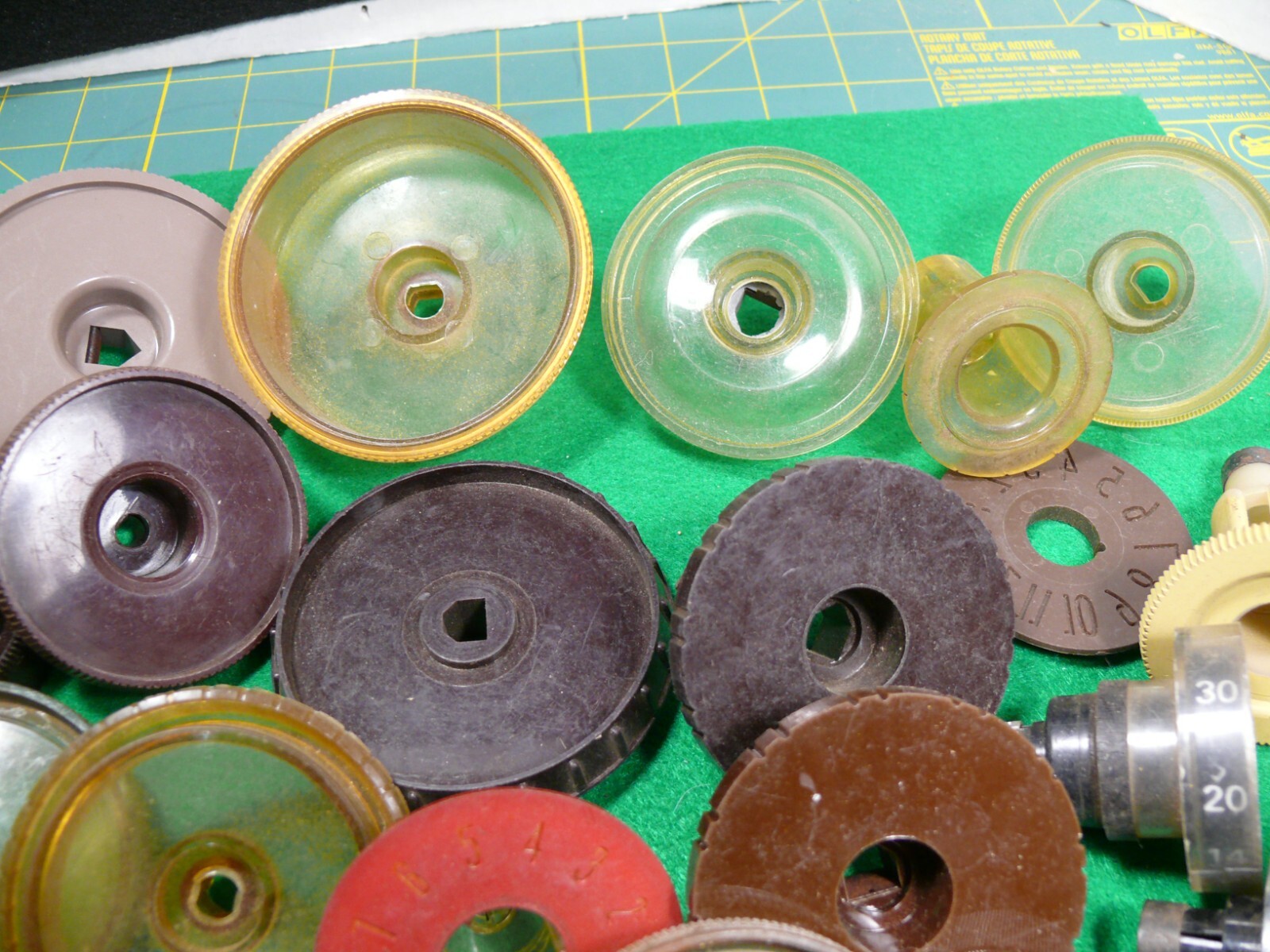 Lot Of 35 Vintage TV Knobs 1950 - 60's Electronics Phonograph Plastic ...