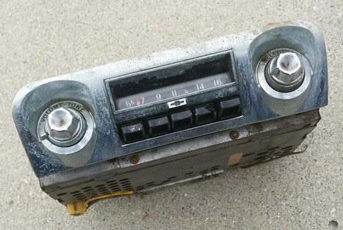 ORIGINAL 1950's CHEVY AM TUBE RADIO VINTAGE ANTIQUE w knobs / faceplate ...