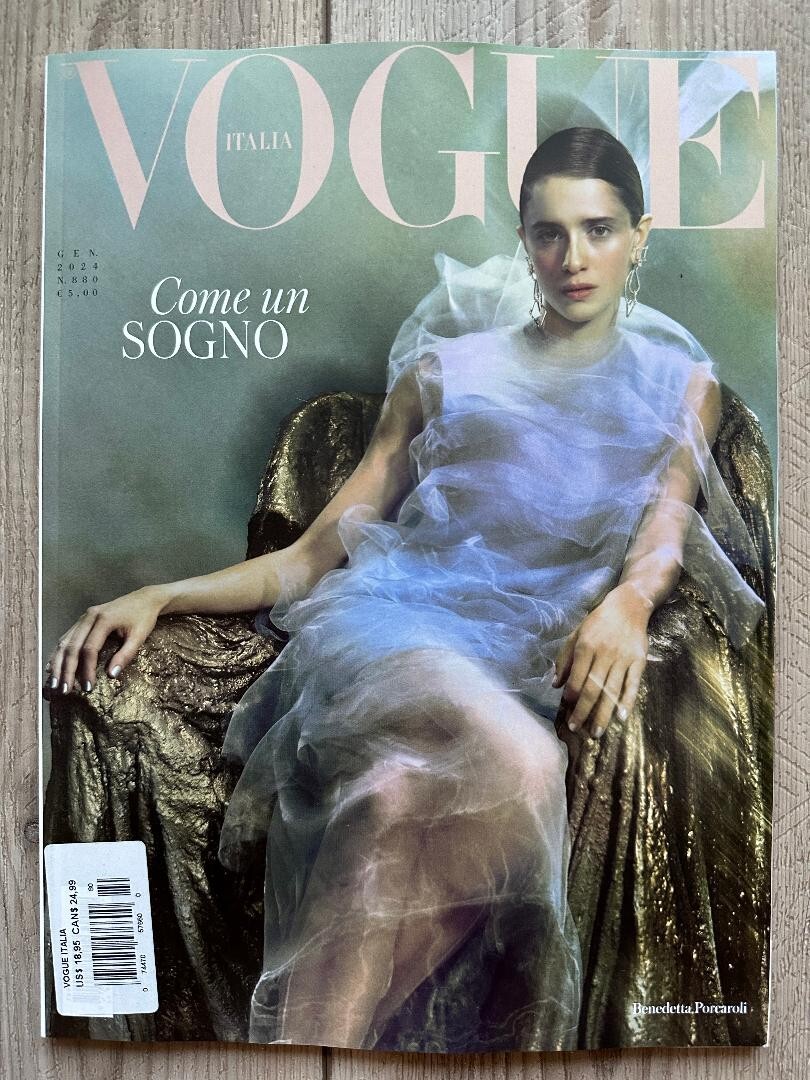 VOGUE ITALIA Magazine January 2024 COME UN SOGNO Volume 880 ISABEL ...