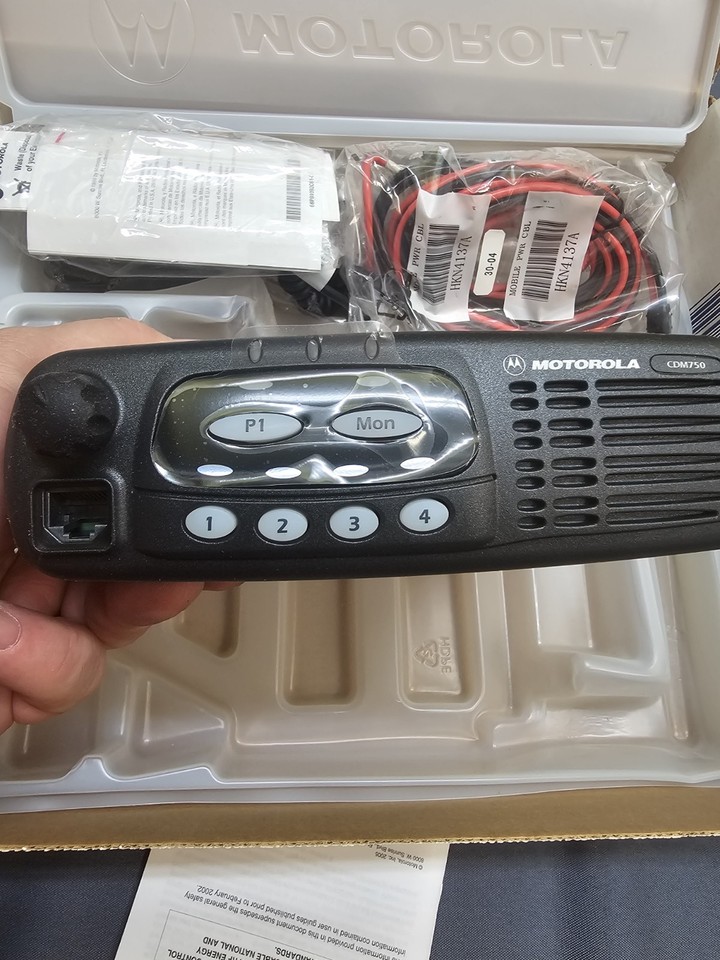 NEW in Box Motorola CDM750 UHF 403-470MHz 40 Watt AAM25RKC9AA1AN | eBay