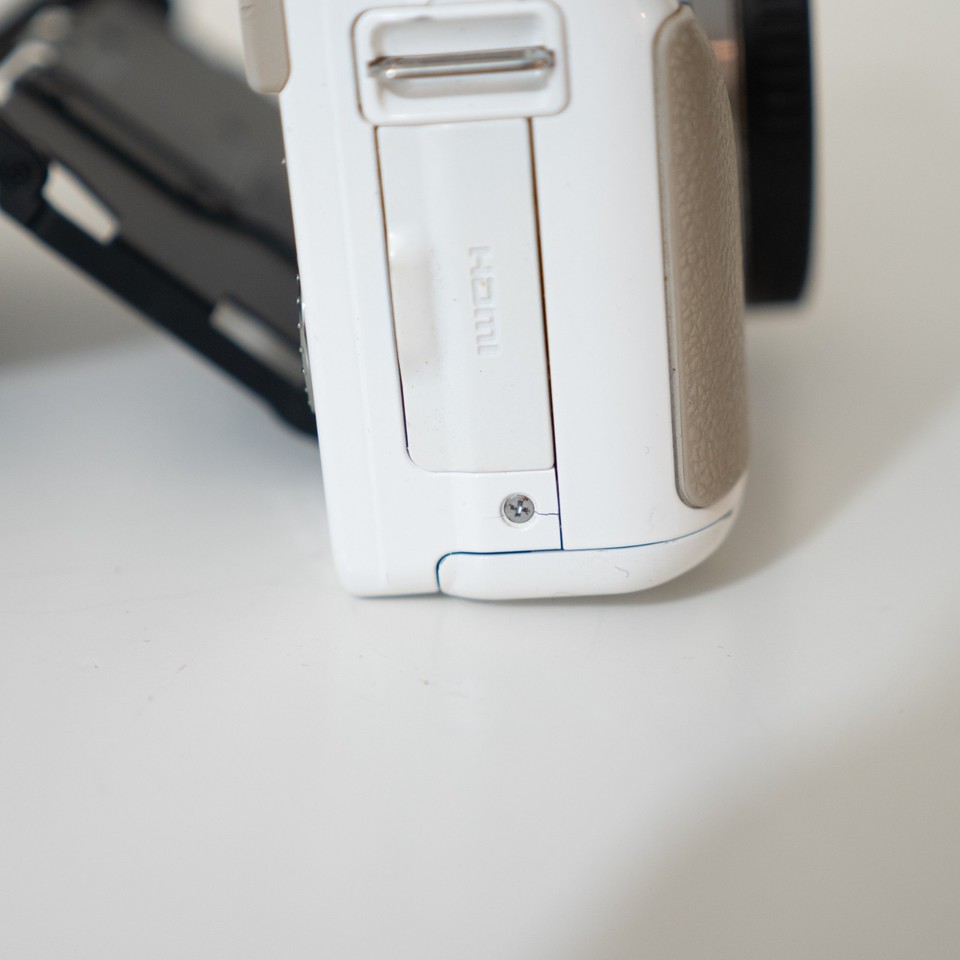 [BROKEN - FOR PARTS] Panasonic Lumix DMC-GF6 White Mirrorless Camera ...
