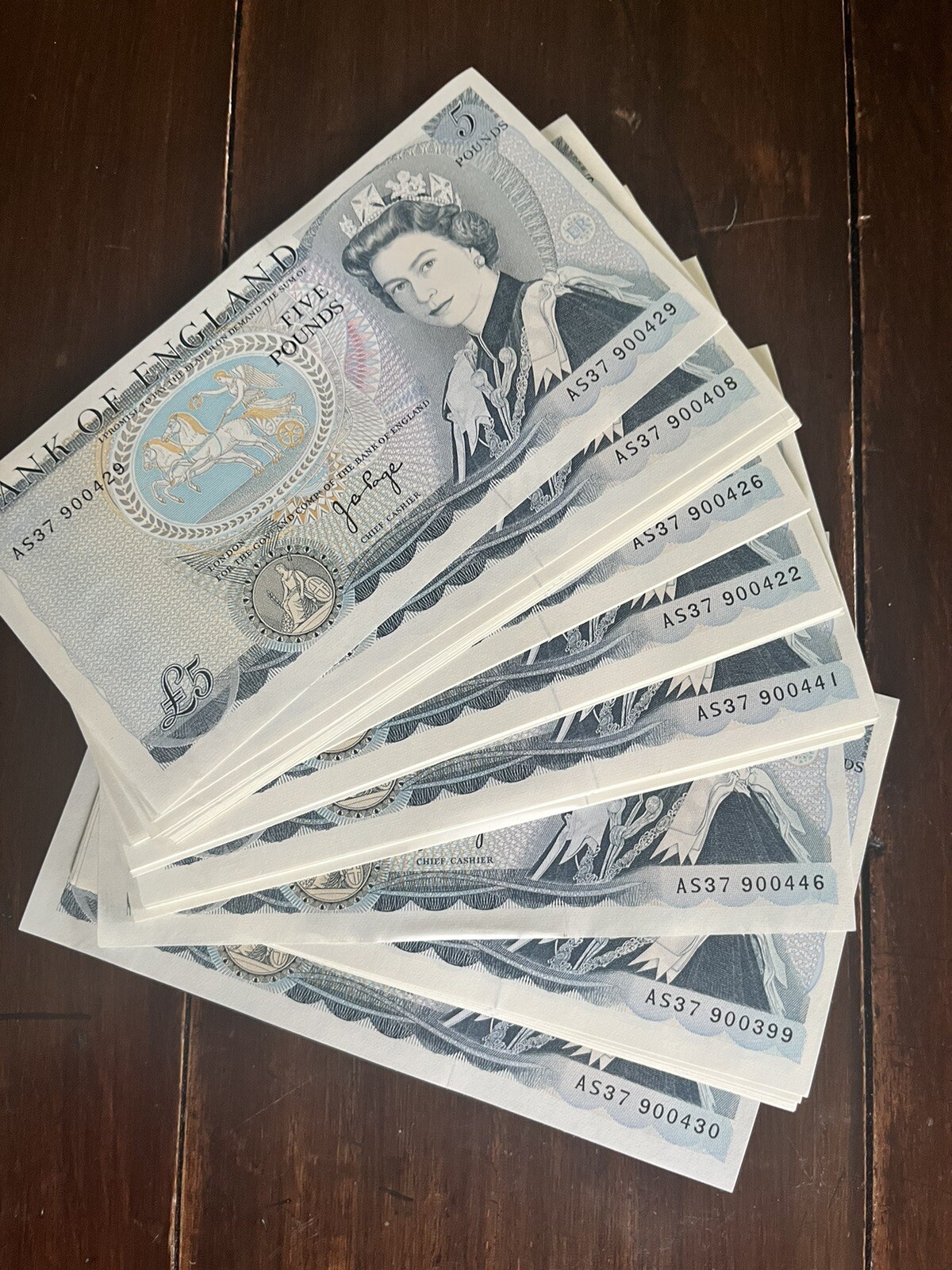 Uncirculated Duke Of Wellington £5 (five pound) note. Early Serial ...