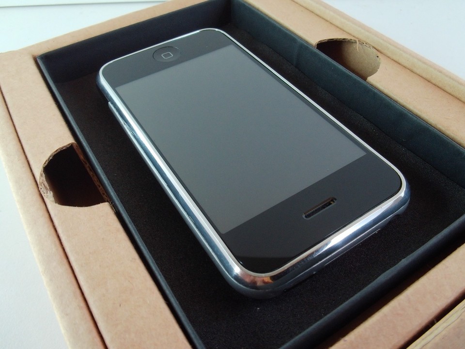 Apple iPhone 2g 8gb 1st Generation A1203 & Black Slim Box - iOS 2 ...