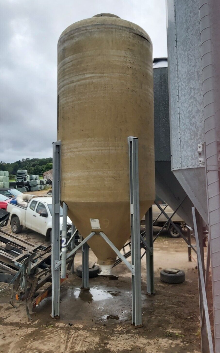 14 ton Fibre glass FEED SILO BULK BIN *modifcation /altered/chutes ...