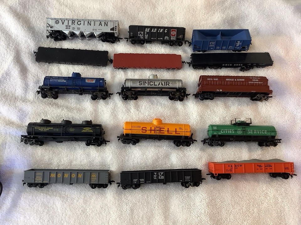 Huge Lot 31 HO Scale Trains Cars 1 Engine W/ Boxes Athearn Varney Tyco ...