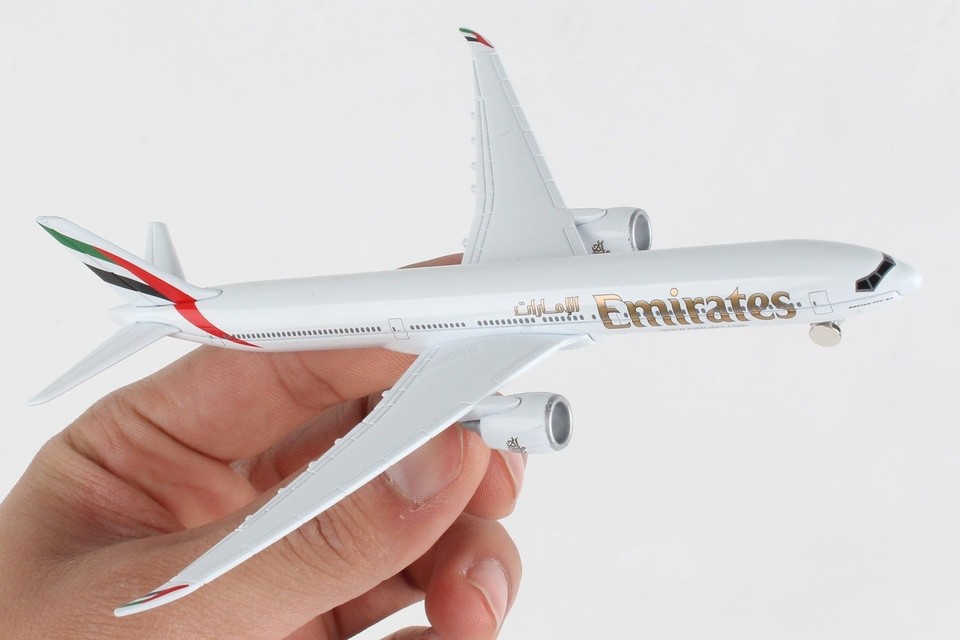 Daron Toy Airplane – Emirates 777x – Die-Cast Metal Model 777X, Red ...
