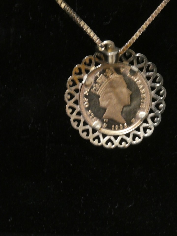 22 CRT. GOLD ANGEL COIN ON NINE CRT GOLD 18" INCH CHAIN. WEIGHT SHOWN ...