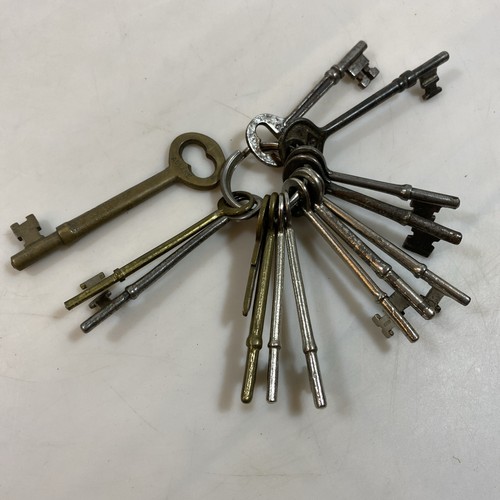 Vintage Lot Of Assorted Skeleton Keys On Key ring | eBay