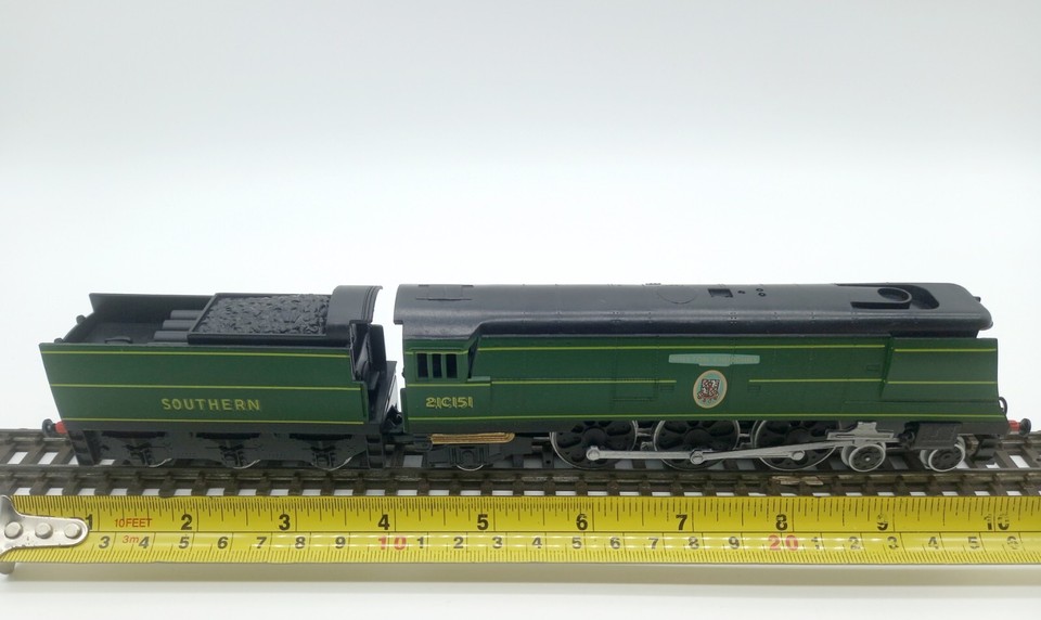 OO Gauge 1:76 Scale Battle of Britain Winston Churchill Locomotive ...