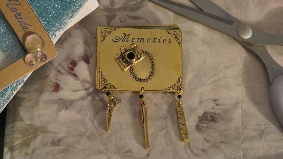Scrapbooking Pin 24 Karat Gold Plate Paper Crafts Scrapbooks Keeper of ...