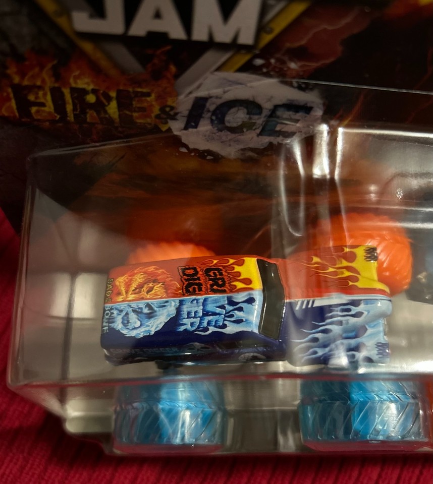 MONSTER JAM FIRE & ICE SPLIT 2 PK-DRAGON VS ZOMBIE-GRAVE DIGGER VS ...
