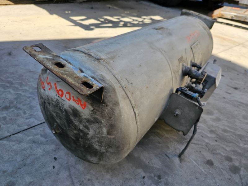USED MANCHESTER 24.2 GALLON PROPANE TANK from 09 FLEETWOOD BOUNDER ...
