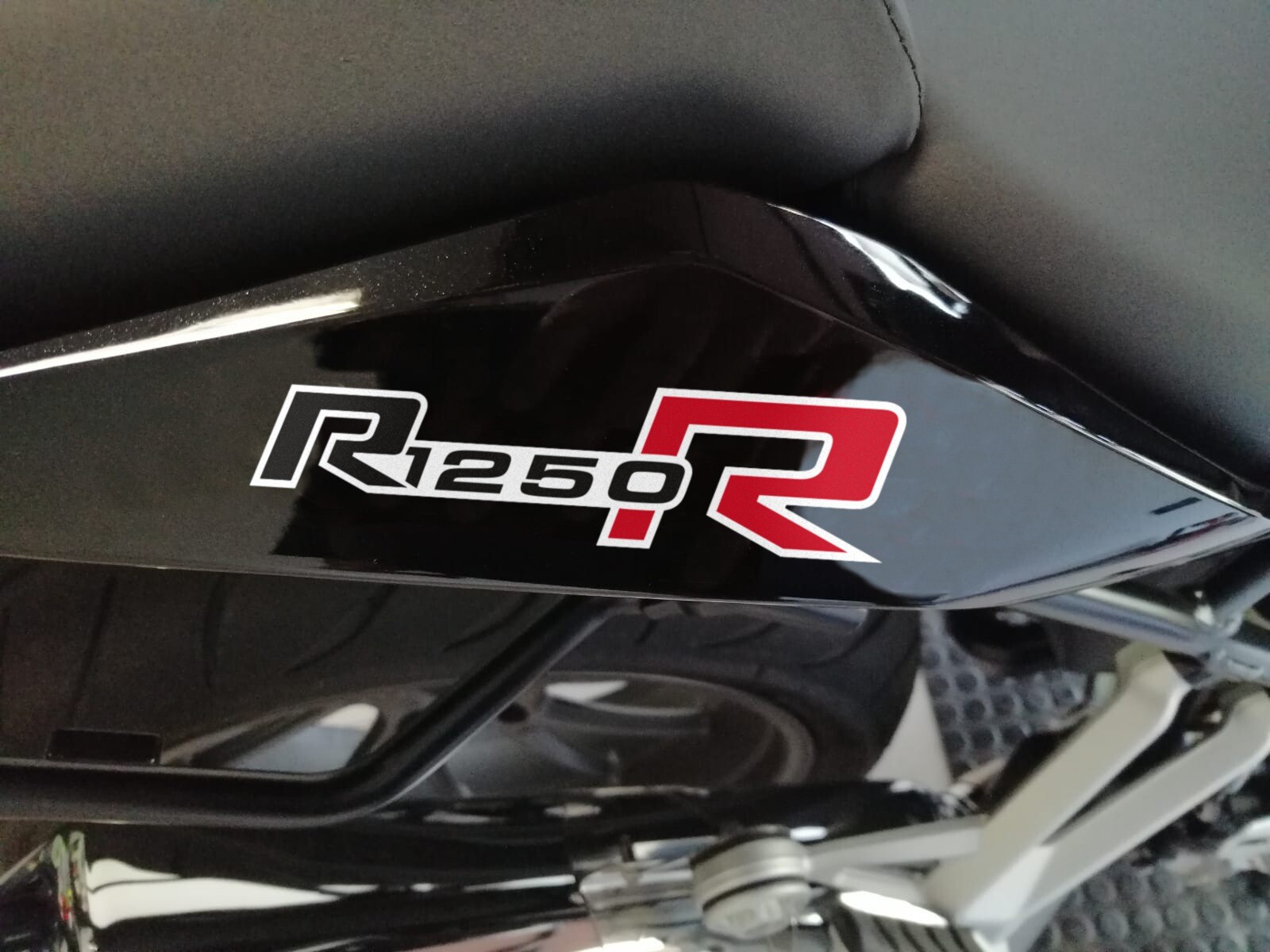 2 ADESIVI per MOTO compatibili BMW R1250R STICKERS R 1250 R NERO-ROSSO ...