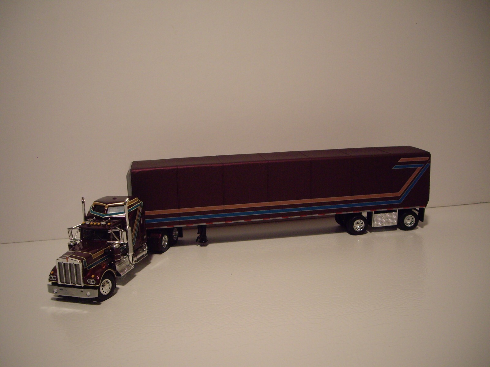 DCP FIRST GEAR 1/64 PLUM KW W900A 60'' SLEEPER WITH SIMULATED ROLL TARP ...