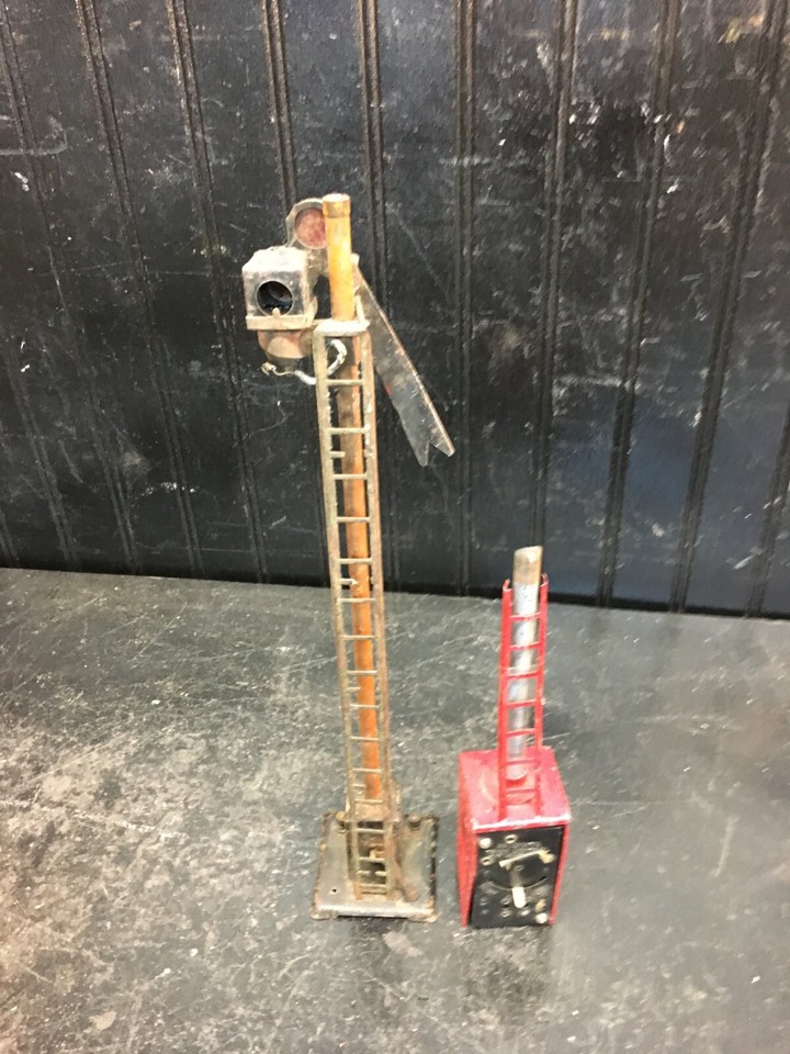 2 VINTAGE LIONEL Pre War Operating Semaphores Train Signals With ...
