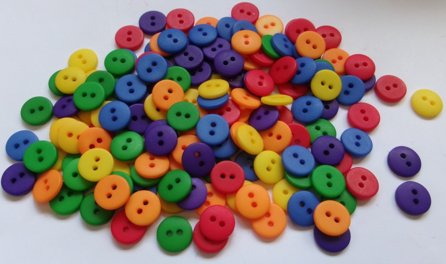 LOT OF 150 MULTICOLOR 7/16 INCH 2 HOLE ROYGBP BUTTONS, NEW | eBay
