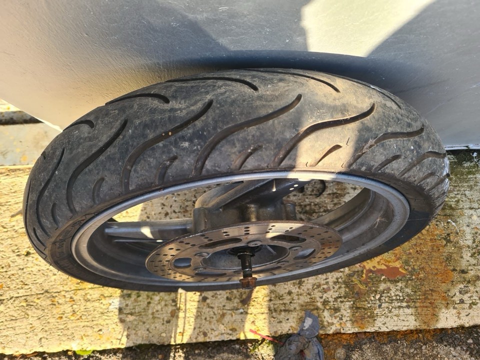 KAWASAKI ER5 ER500 ER 500 FRONT WHEEL RIM W/ TYRE BRAKE DISC & SPINDLE ...