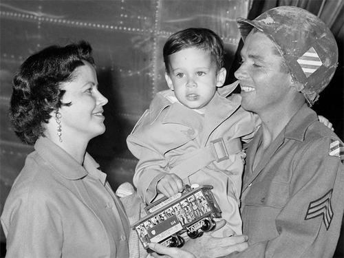 Audie Murphy, Pamela Archer and son - To Hell and Back (1955) - 8 1/2 X ...