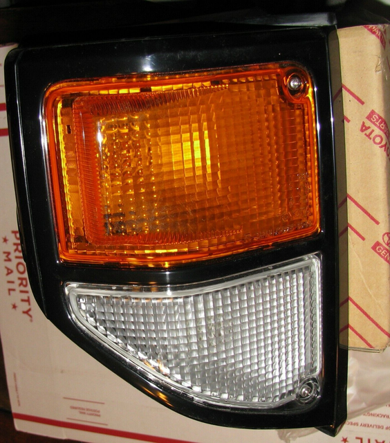 81510-60520 Genuine OEM Toyota Lamp ASSY FR Turn 8151060520 for sale ...