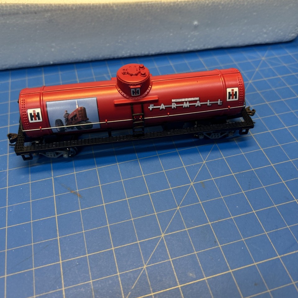 Farmall TANKER CAR Holiday Express train Hawthorne Village HO Bachmann ...
