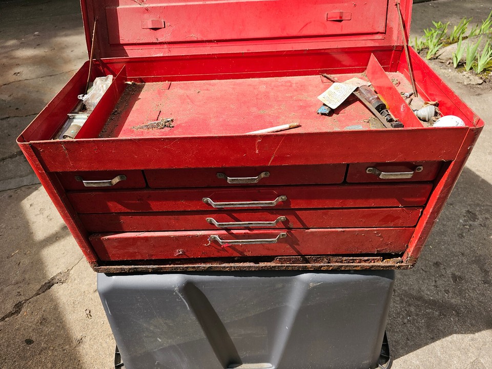 24NN41 HUOT TOOL BOX, 26" X 12" X 14" +/- OVERALL, RUSTY BOTTOM, NO KEY ...