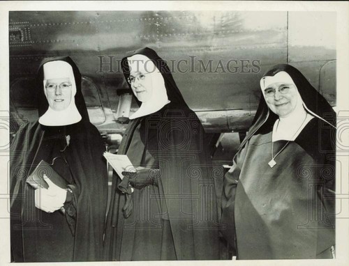 1946 Press Photo Three nuns travel together on a flight from Chicago to ...