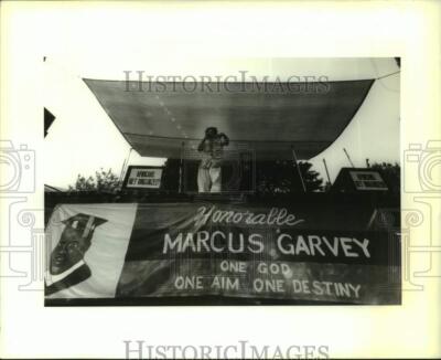 1995 Press Photo John Mosley lectures the crowd at Marcus Garvey Day ...