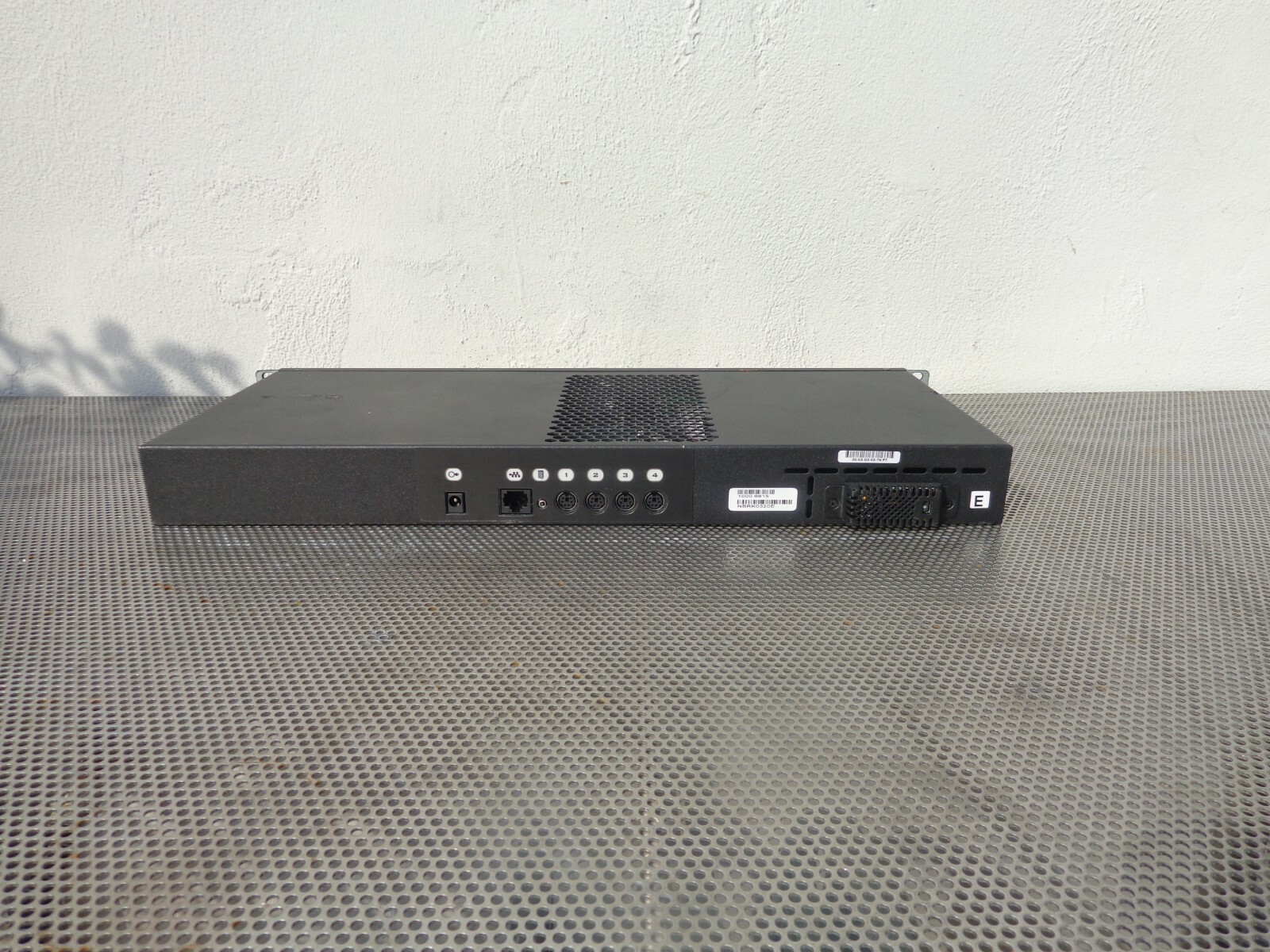 NetBotz 320E NBRK0320E Rack Mount Monitoring Appliance Security (NO AC ...