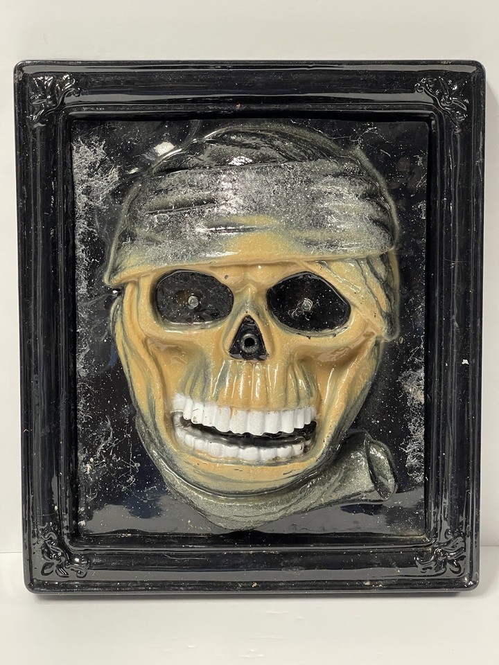 Vintage Spooky Skull Plaque talking And Red Eyes Halloween Skull Scary ...