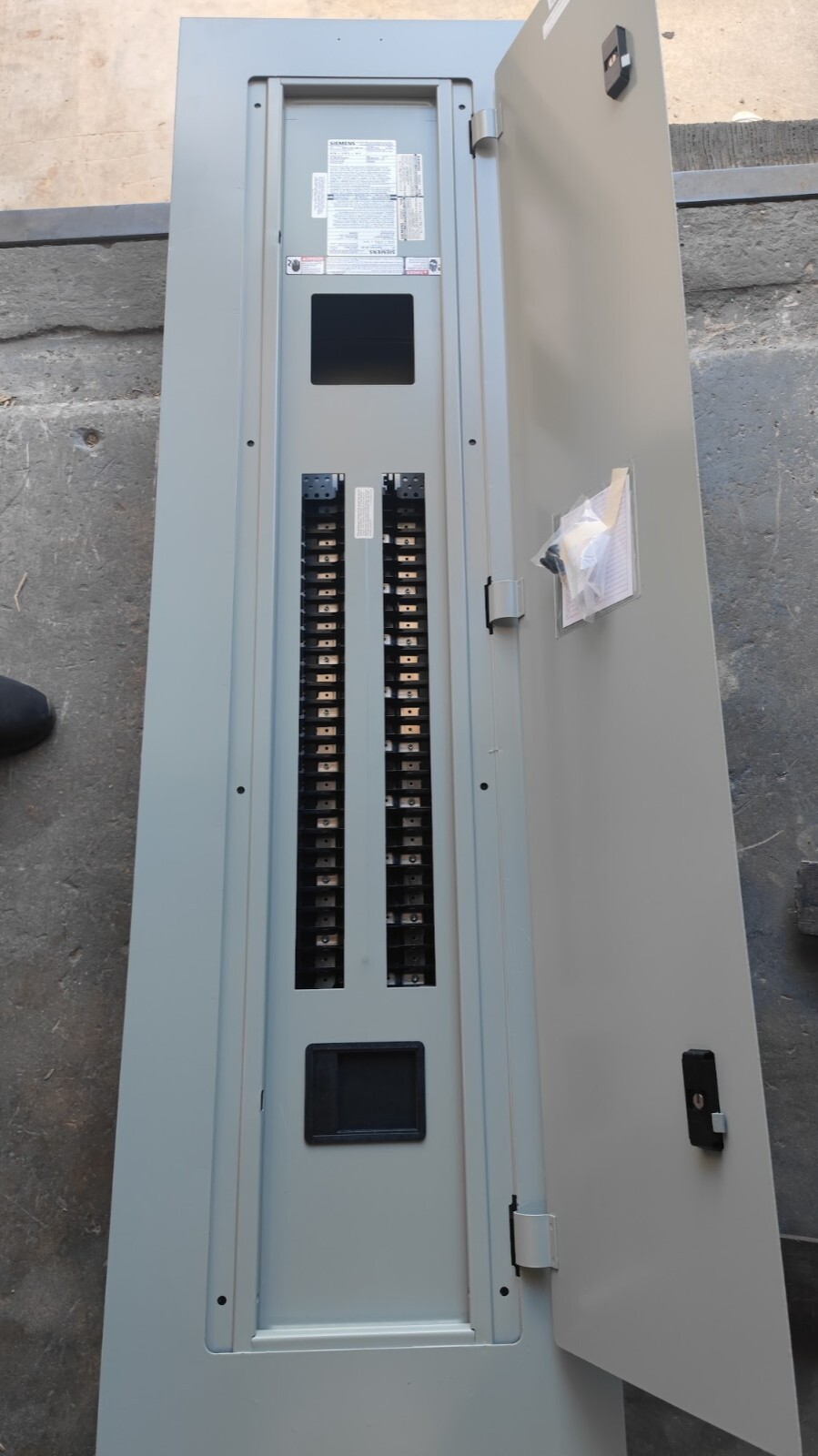 SIEMENS 400 AMP PANELBOARD 208/120 MLO 3PH/4W 54 Cir with NEMA 1 ...
