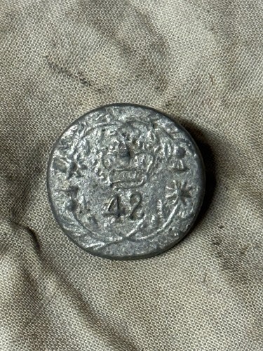REVOLUTIONARY WAR PEWTER BUTTON OF BRITISH 42ND , ROYAL HIGHLAND REGT ...