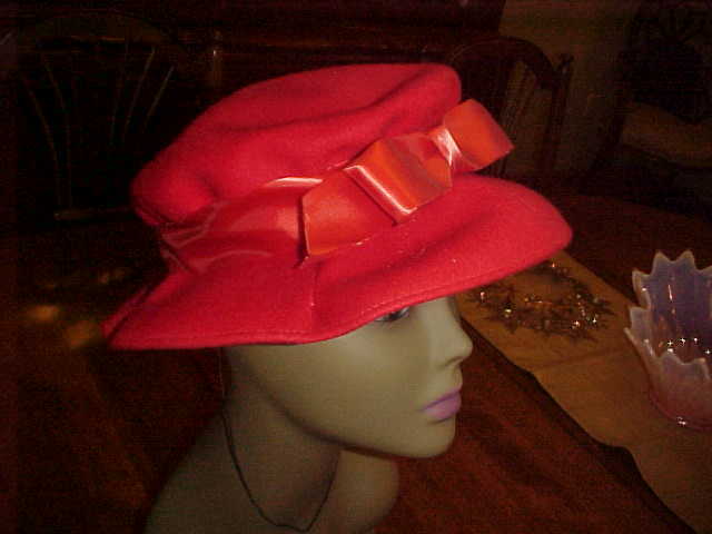 VINTAGE LADIES RED FELT BRIMMED HAT HENRY POLLAK INC.… - Gem