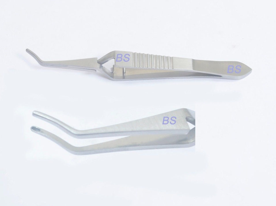 Scleral plug holding forceps to securely hold scleral plug during ...