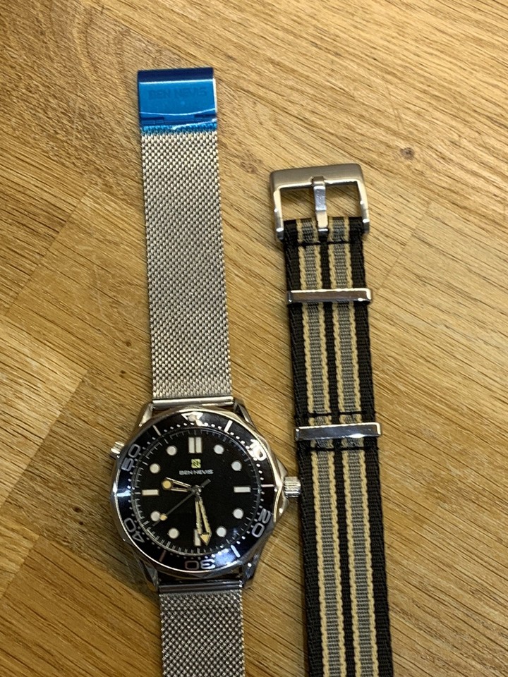 007, James Bond Homage quartz watch. Two straps Milanese and No Time To ...