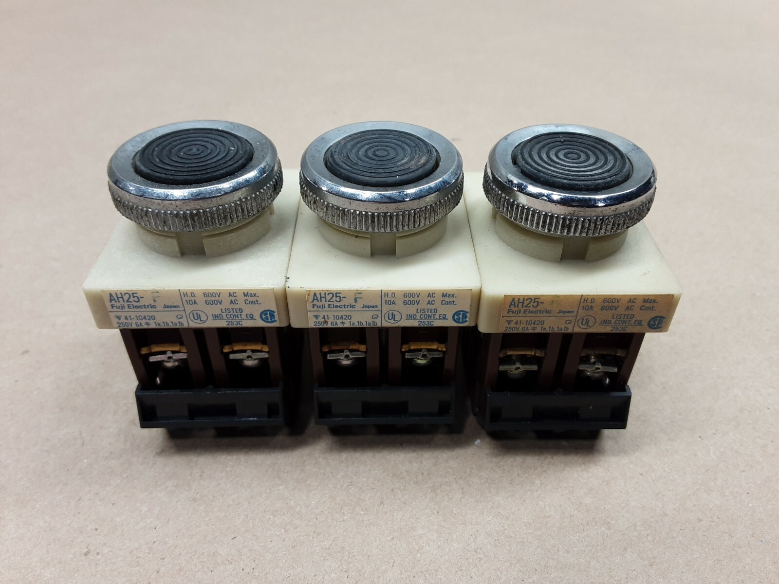 Lot of 3 FUJI ELECTRIC AH25-F PUSHBUTTON MOMENTARY FLUSH ROUND HEAD ...