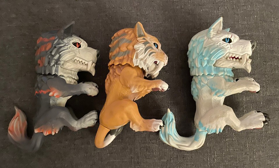Fingerlings Untamed Dire Wolf Midnight Blizzard And Bonesaw Sabretooth ...