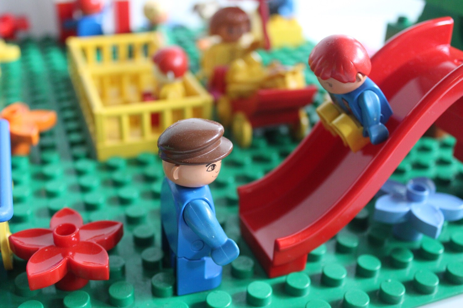 LEGO DUPLO Set Spielplatz Schaukel Rutsche Platte Mänchen Kind Blume ...