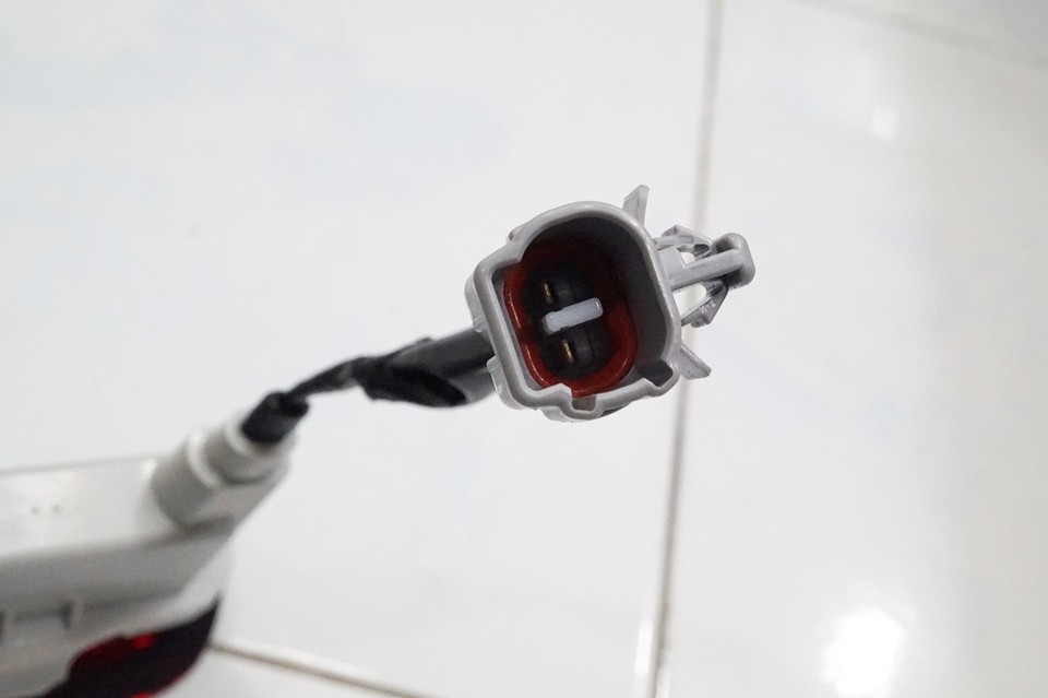 81570-0K100 RED LENS THIRD BRAKE LIGHT GENUINE TOYOTA HILUX REVO 2015 ...